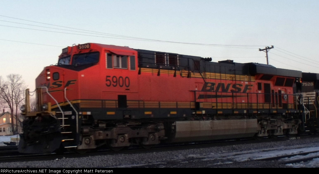 BNSF 5900